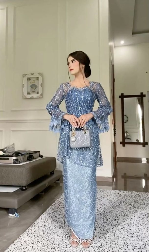 7 Tren Warna Kebaya 2025, Perpaduan Tradisional dan Modern yang Modis ...