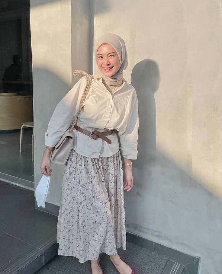 7 Ide Outfit Hijab dengan Rok yang Simple dan Casual | GREEN GARMENT ...